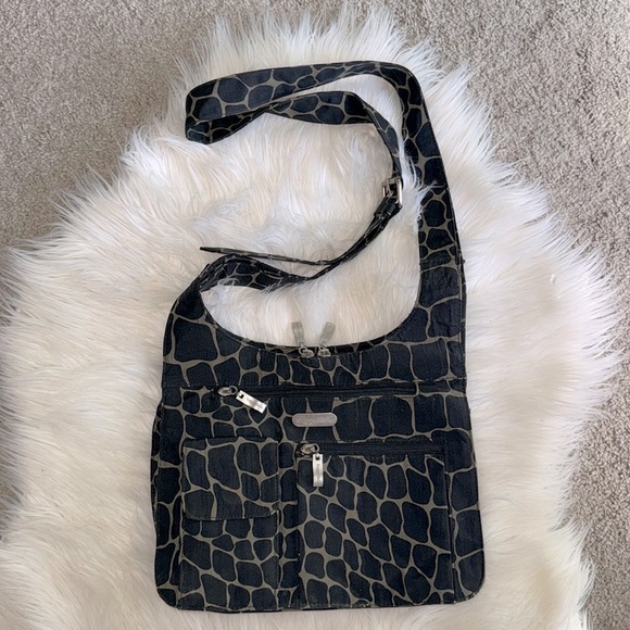 Baggallini | Bags | Baggalini Giraffe Print Crossbody Travel Purse ...